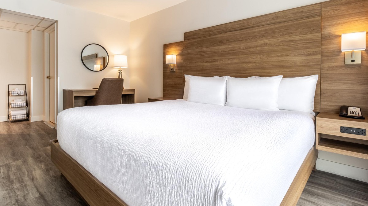 King Suite with Kitchenette & Sofa Bed| Atrium Hotel Vancouver
