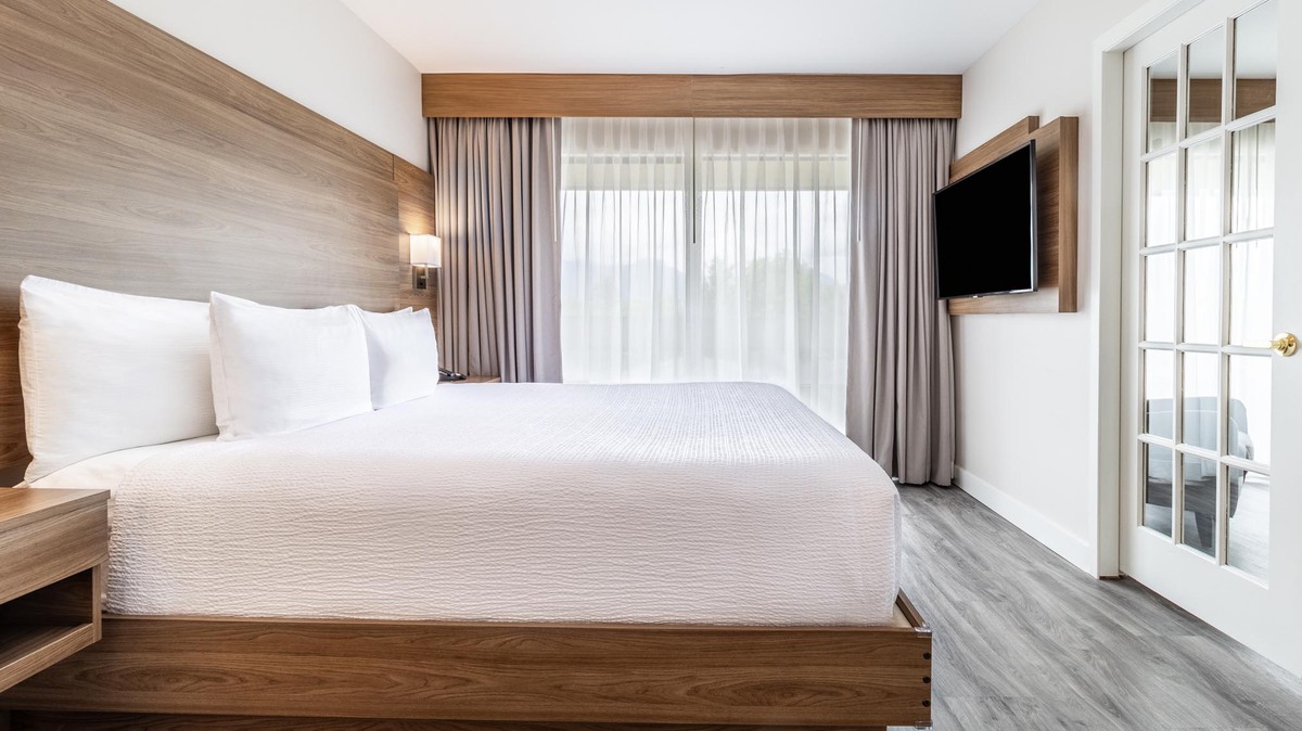 King Suite with Kitchenette & Sofa Bed| Atrium Hotel Vancouver
