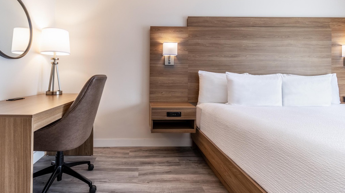 King Suite with Kitchenette & Sofa Bed| Atrium Hotel Vancouver